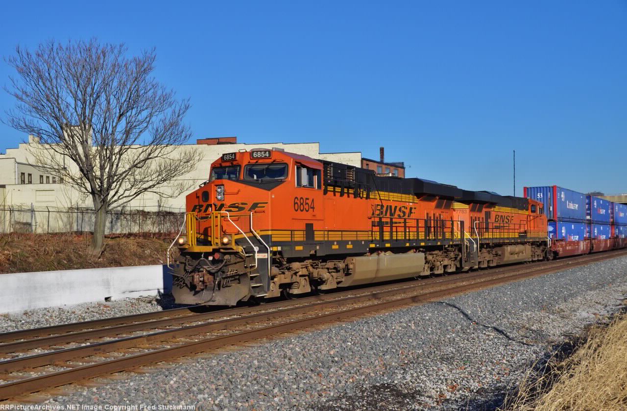 BNSF 6854 leads Q015 through an awesome Winter morning.
